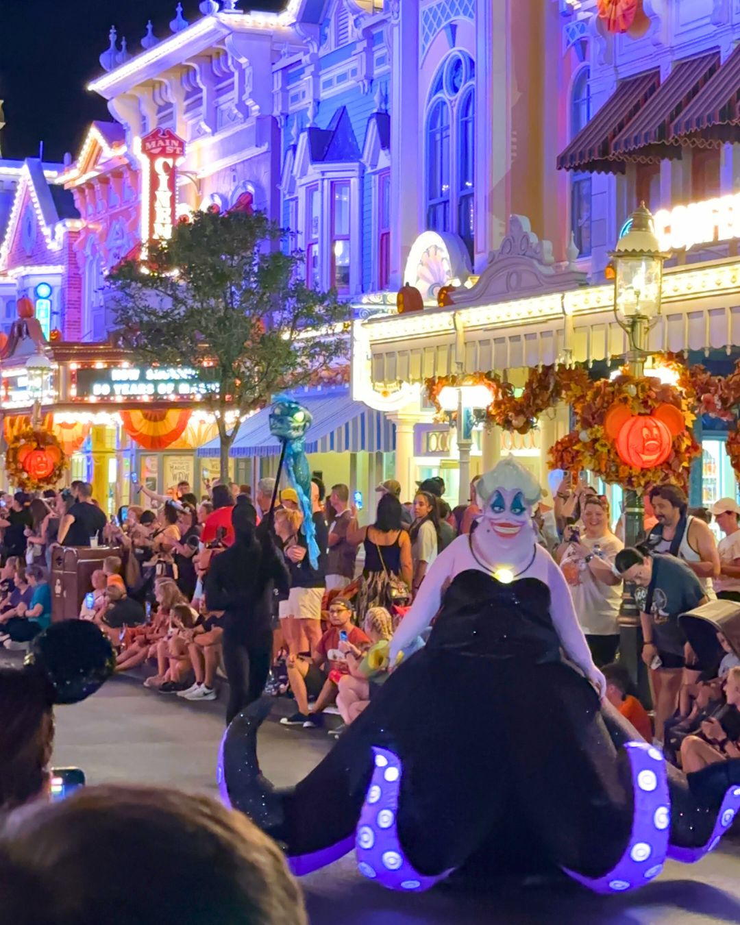 5 Expert Tips for Viewing Mickey's Boo to You Halloween Parade with ...