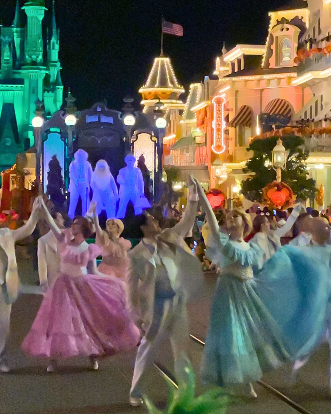 5 Expert Tips for Viewing Mickey's Boo to You Halloween Parade with ...
